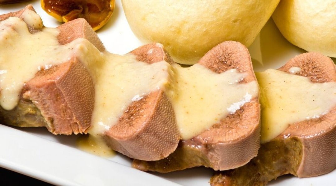 Jak zrobić miękkie i delikatne ozorki w sosie chrzanowym? | Smakosze