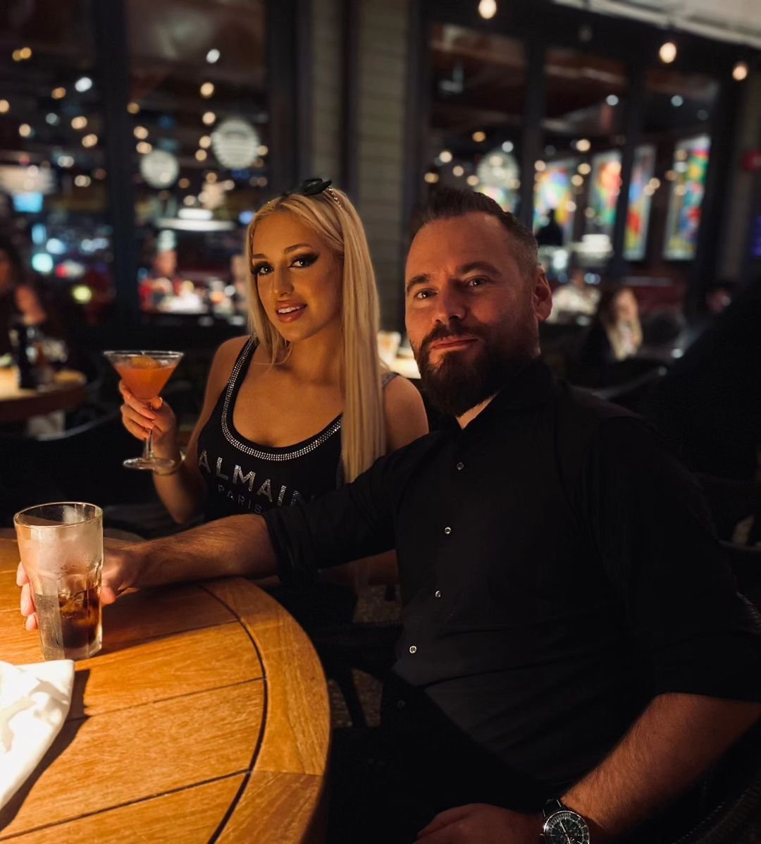 Caroline Derpienski: kto za nią stoi? Nowy wywiad | Świat Gwiazd