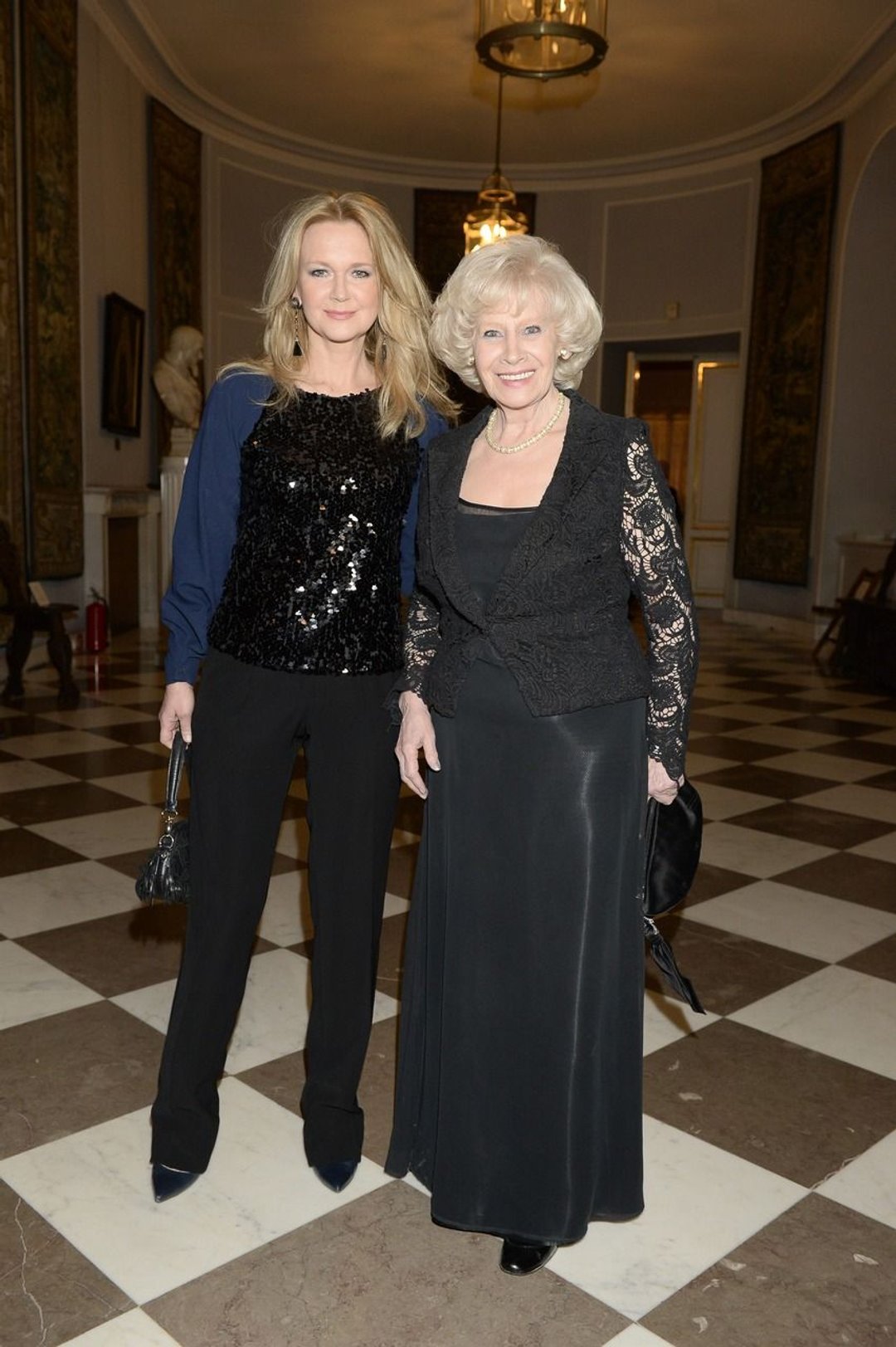 88-letnia Krystyna Loska przyłapana na mieście. Tak dziś wygląda ikona ...