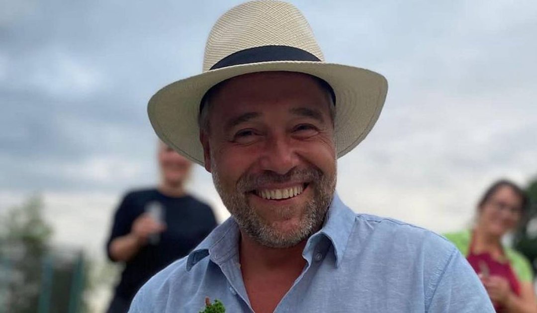 Łukasz Nowicki pokazał, jak świętuje urodziny. Spojrzeliśmy na tort i ...