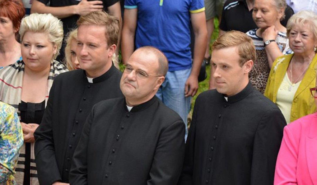 Ksiądz z serialu „Ranczo” wziął po kryjomu ślub. Żona Mateusza Rusina ...