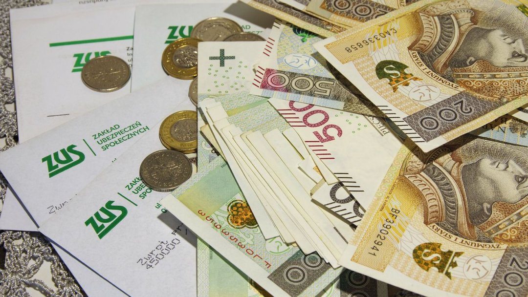ZUS przelał dodatkowe pieniądze na konta emerytów. Wyjaśniamy jak ...