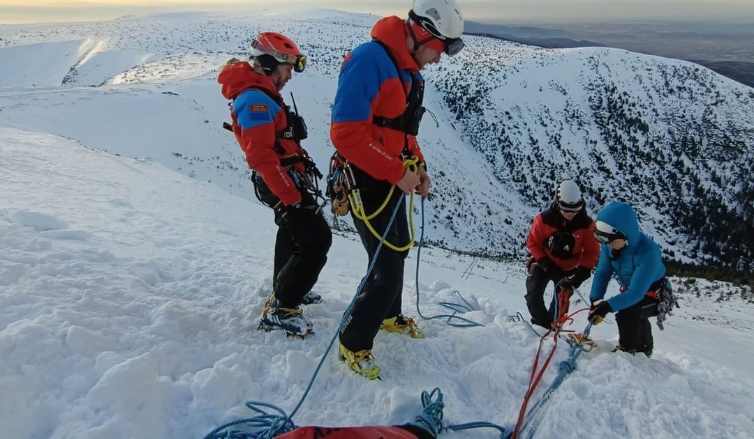 Dwóch turystów spadło z 900 m w Karkonoszach. GOPR zdradza szczegóły ...