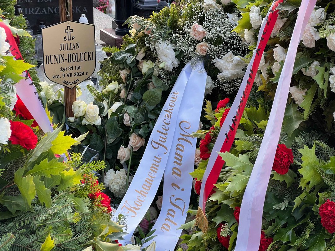 Pogrzeb syna Holeckiej. Jaką miał prośbę? | Świat Gwiazd