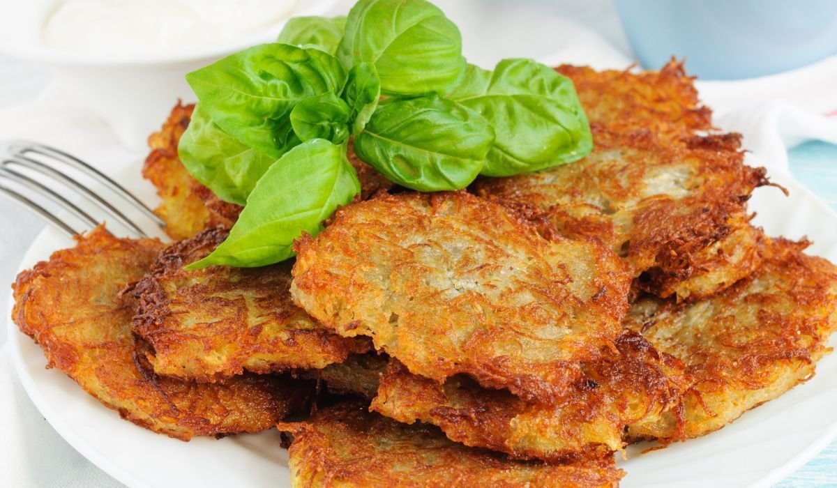 Placki ziemniaczane na śmietanie. Jasne, puszyste i delikatne | Smakosze