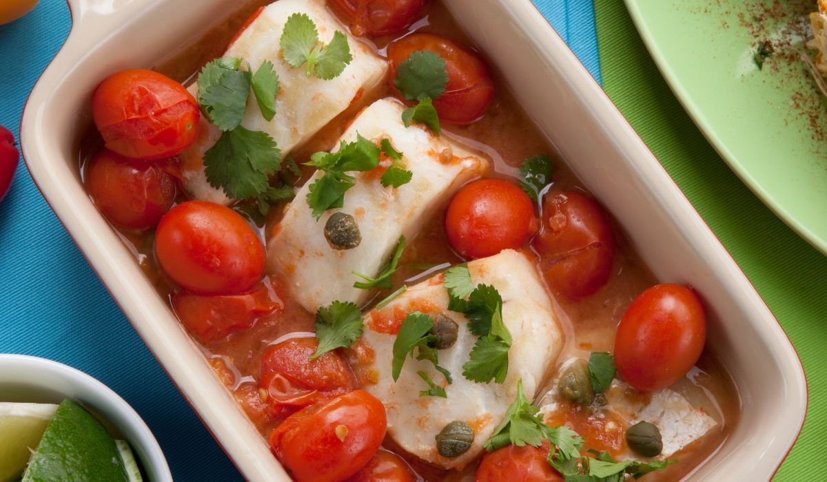 Ryba pieczona na warzywach. Doskonały pomysł na lekki obiad lub pożywną ...