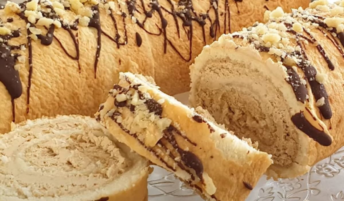Rolada orzechowa z kremem kawowym. Eleganckie ciasto na specjalne ...