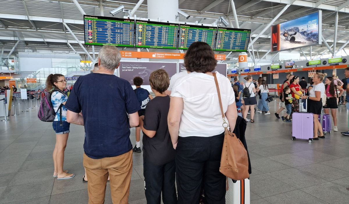 Pierwszy lot samolotem? Zobacz, jak zachować się na lotnisku i nadać bagaż krok po kroku | Turysci