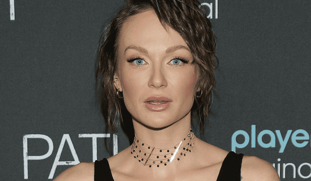 Ola Adamska w odważnej kreacji na premierze "Pati". Ta spódnica nie ...