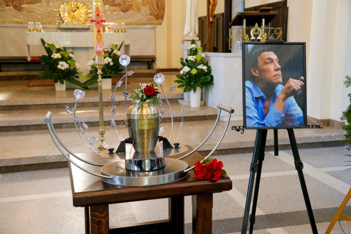 Tłumy na pogrzebie Roberta Smoktunowicza. Tak żegnały go byłe żony ...