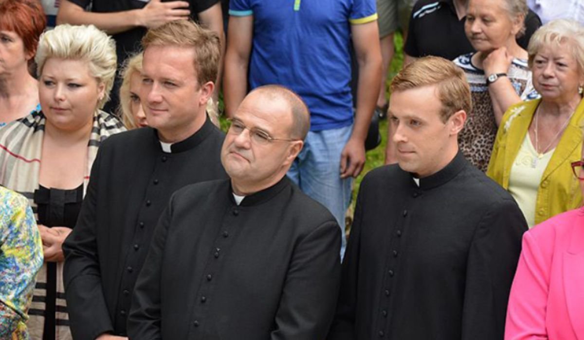 Ksiądz z serialu „Ranczo” wziął po kryjomu ślub. Żona Mateusza Rusina ...