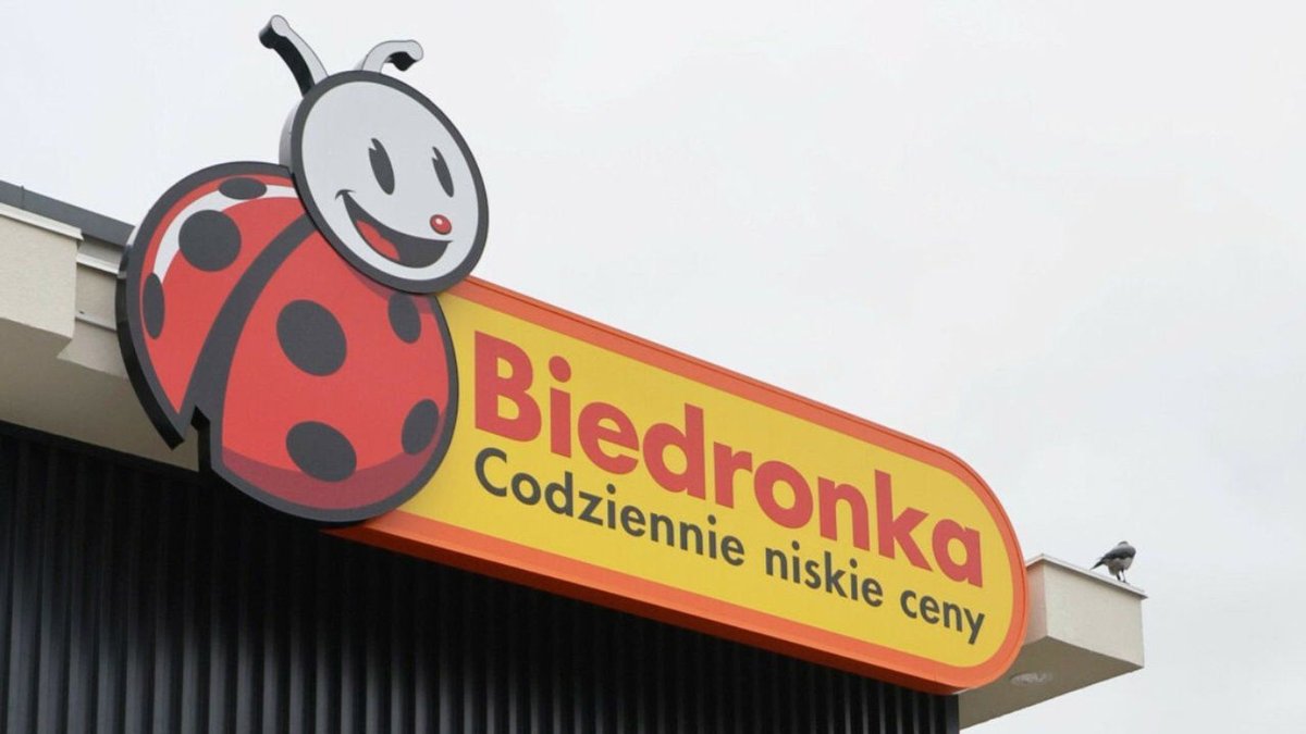 Biedronka się nie zamyka. Klienci klaszczą, pracownicy płaczą. W ...