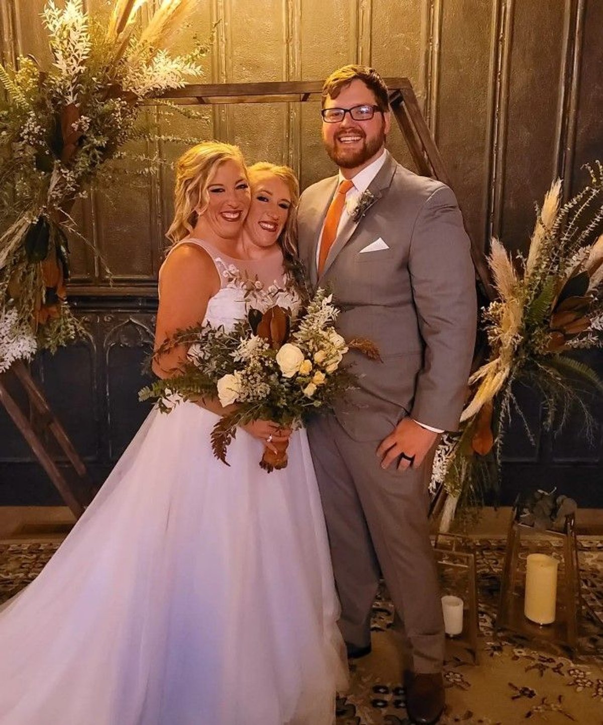 Bliźniaczki syjamskie Abby i Brittany: ślub, kontrowersje | Świat Gwiazd