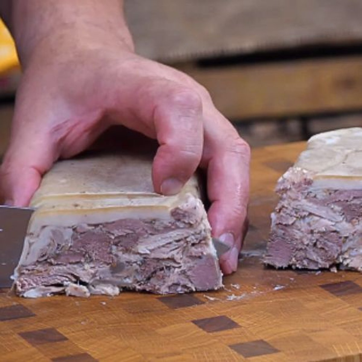 Wrzuć to mięso do garnka z golonką i zagotuj. Strzelczyk pokazał ...