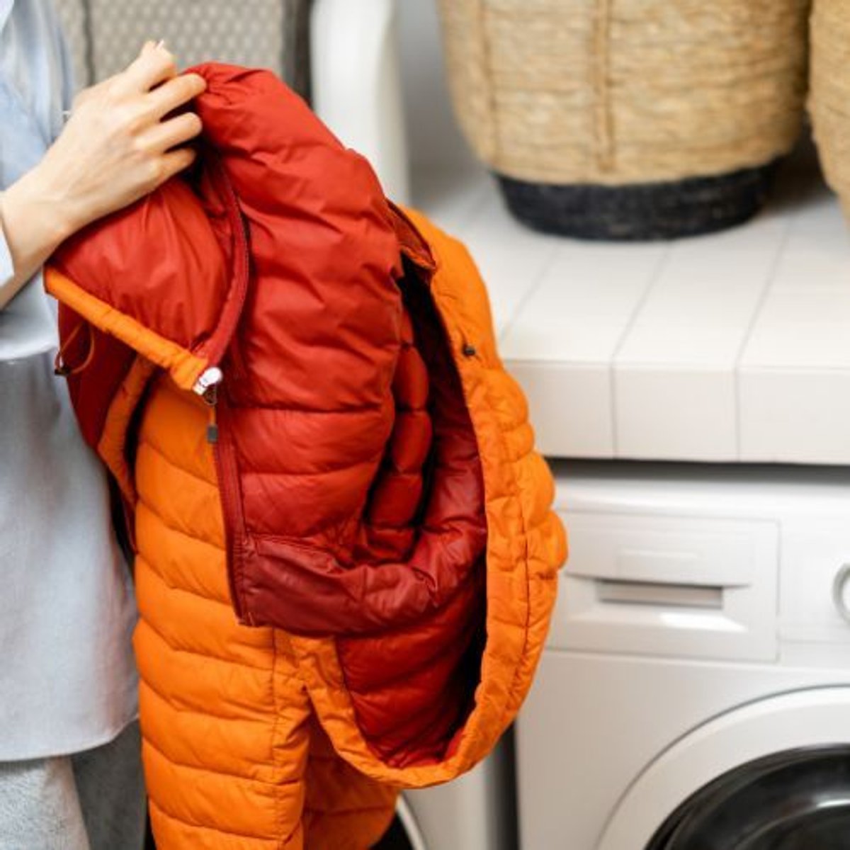 Jak prać kurtkę puchową w pralce? 1 błąd i będzie do wyrzucenia | Domek i ogródek
