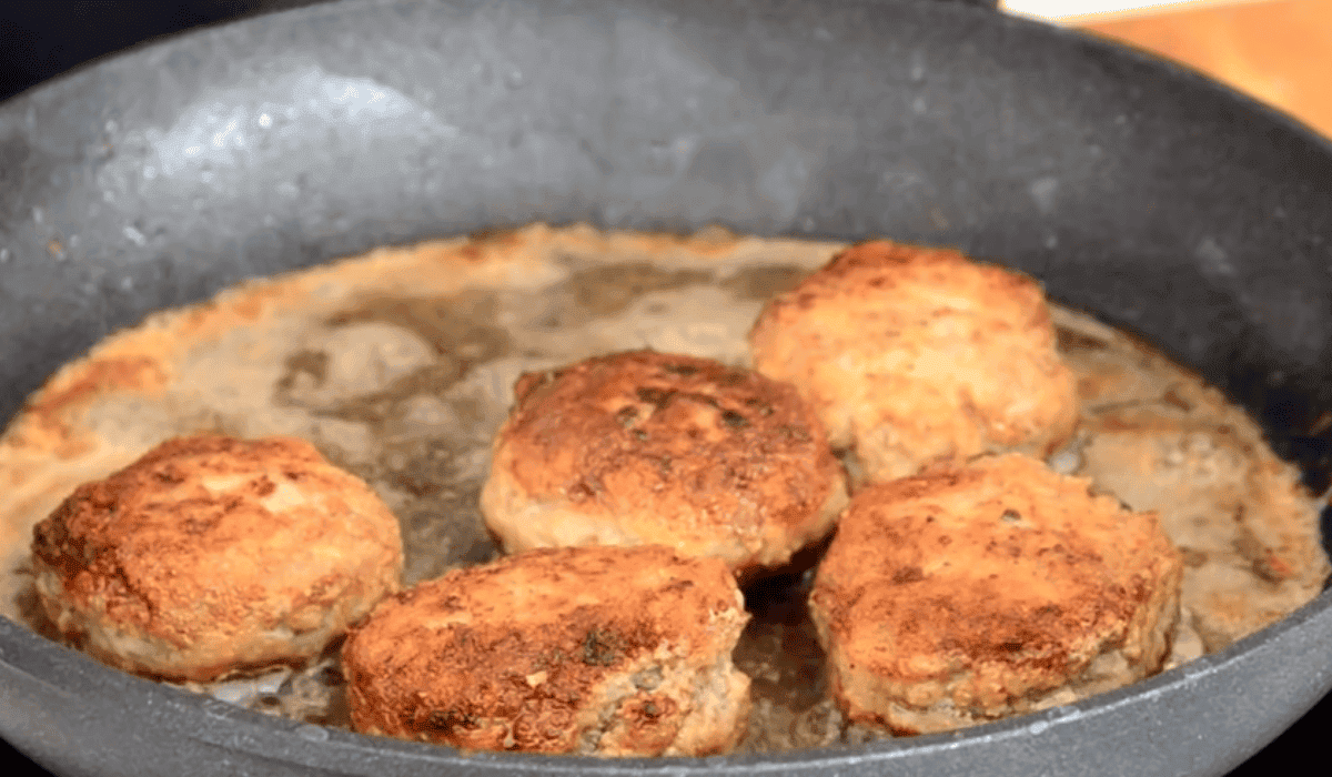 Na czym najlepiej smażyć kotlety mielone? Najtańsza opcja bije inne na ...