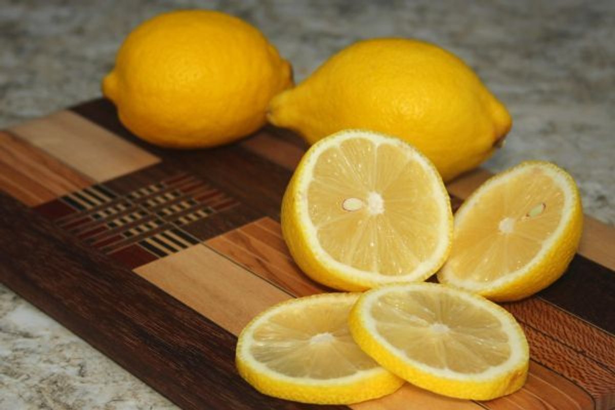 Weź plaster cytryny i wrzuć do garnka z jajkami. Po chwili przetrzesz ...