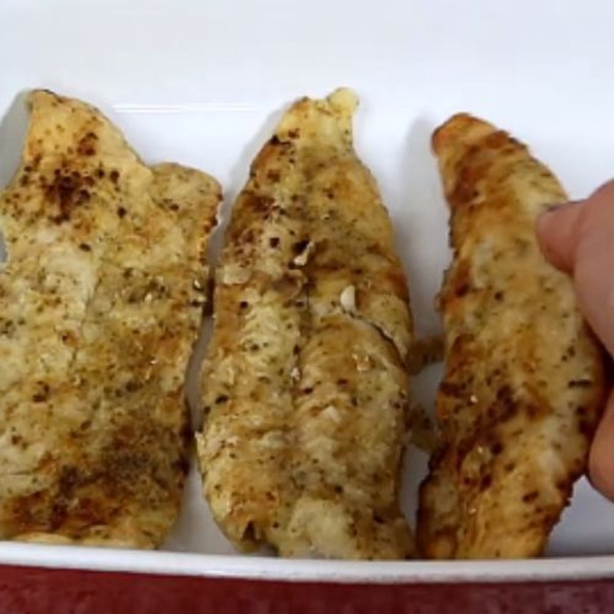 Niemal co piątek przyrządzam tę rybę. Zapiekam ją w pysznym sosie ...