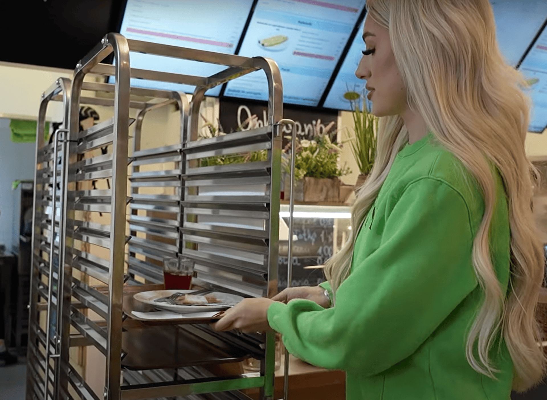 Caroline Derpienski na kebabie, w lumpeksie, tramwaju i barze mlecznym ...