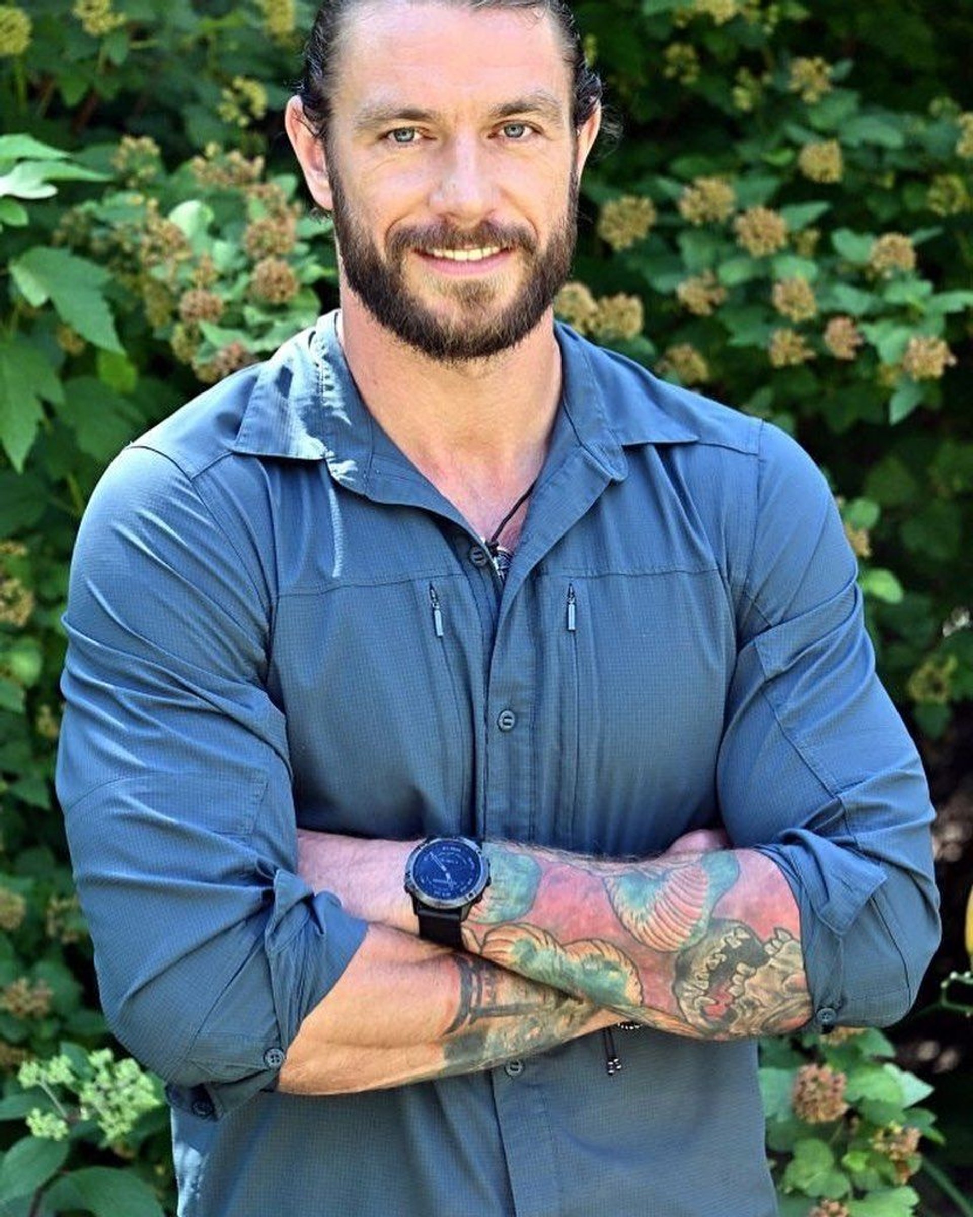 Dariusz Pachut pozuje z wielkim kotem | Świat Gwiazd