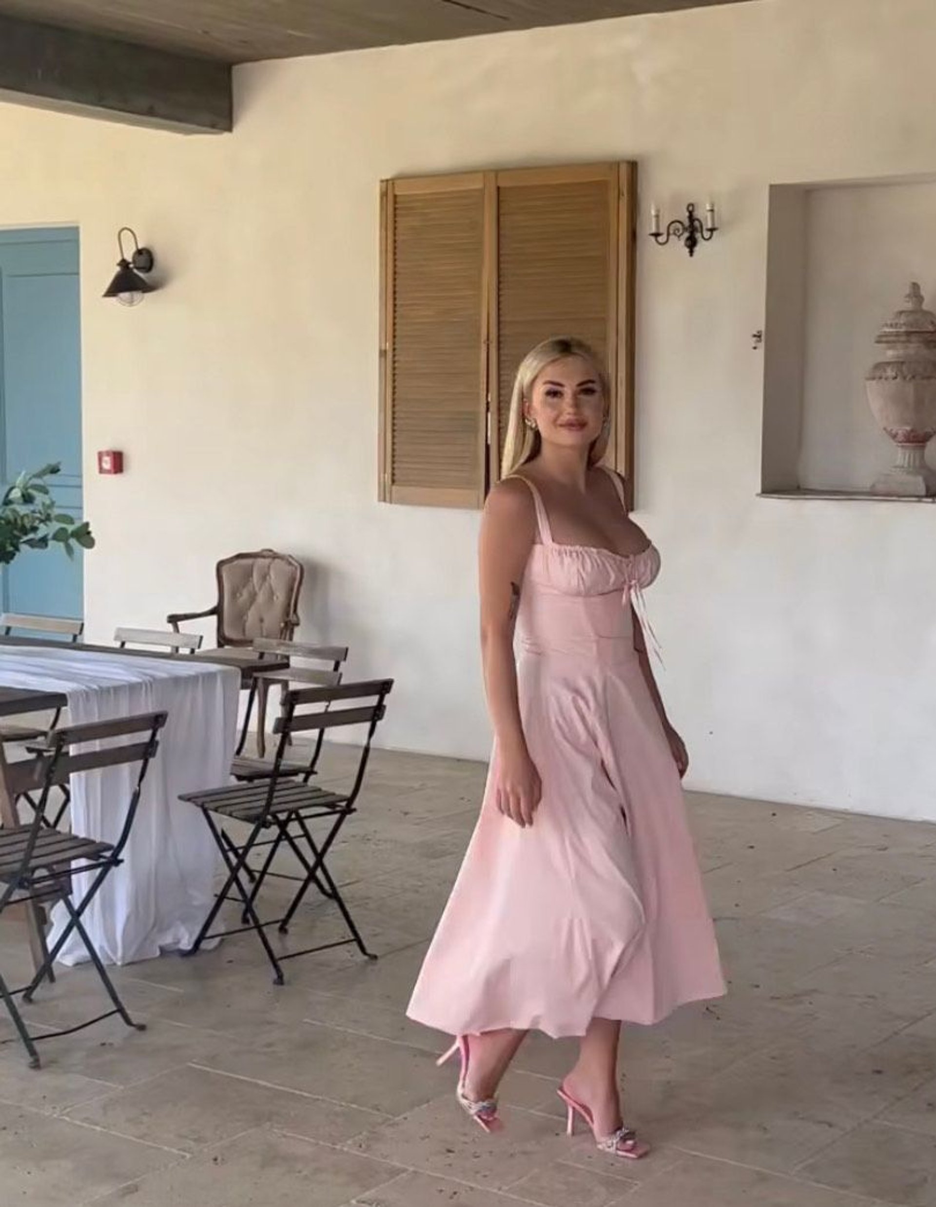 Wersow wrzuciła zdjęcia ze ślubu. Ta suknia nas oczarowała, a samochód… jak dla Barbie | Świat ...