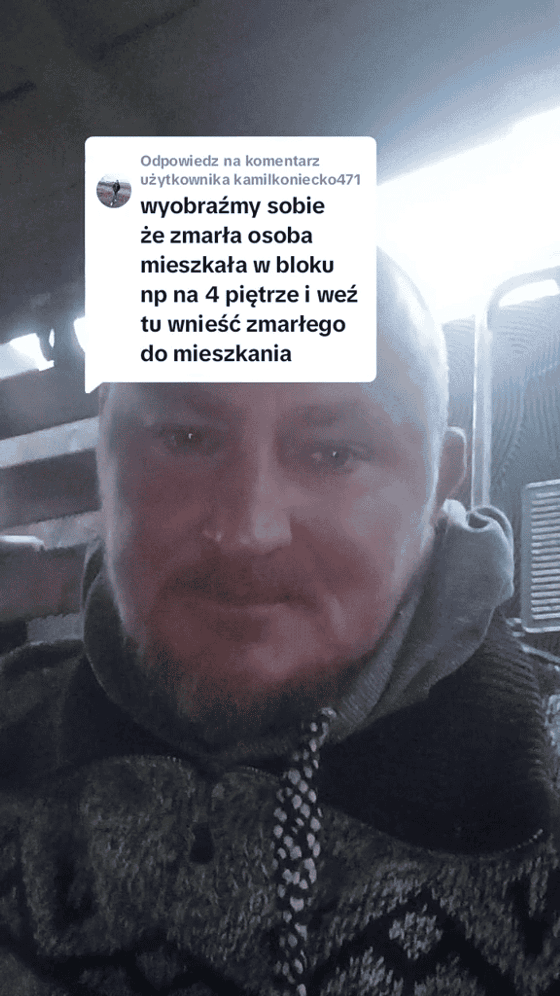 Grabarz ujawnił. To trzeba robić, gdy znosi się zmarłego po schodach ...