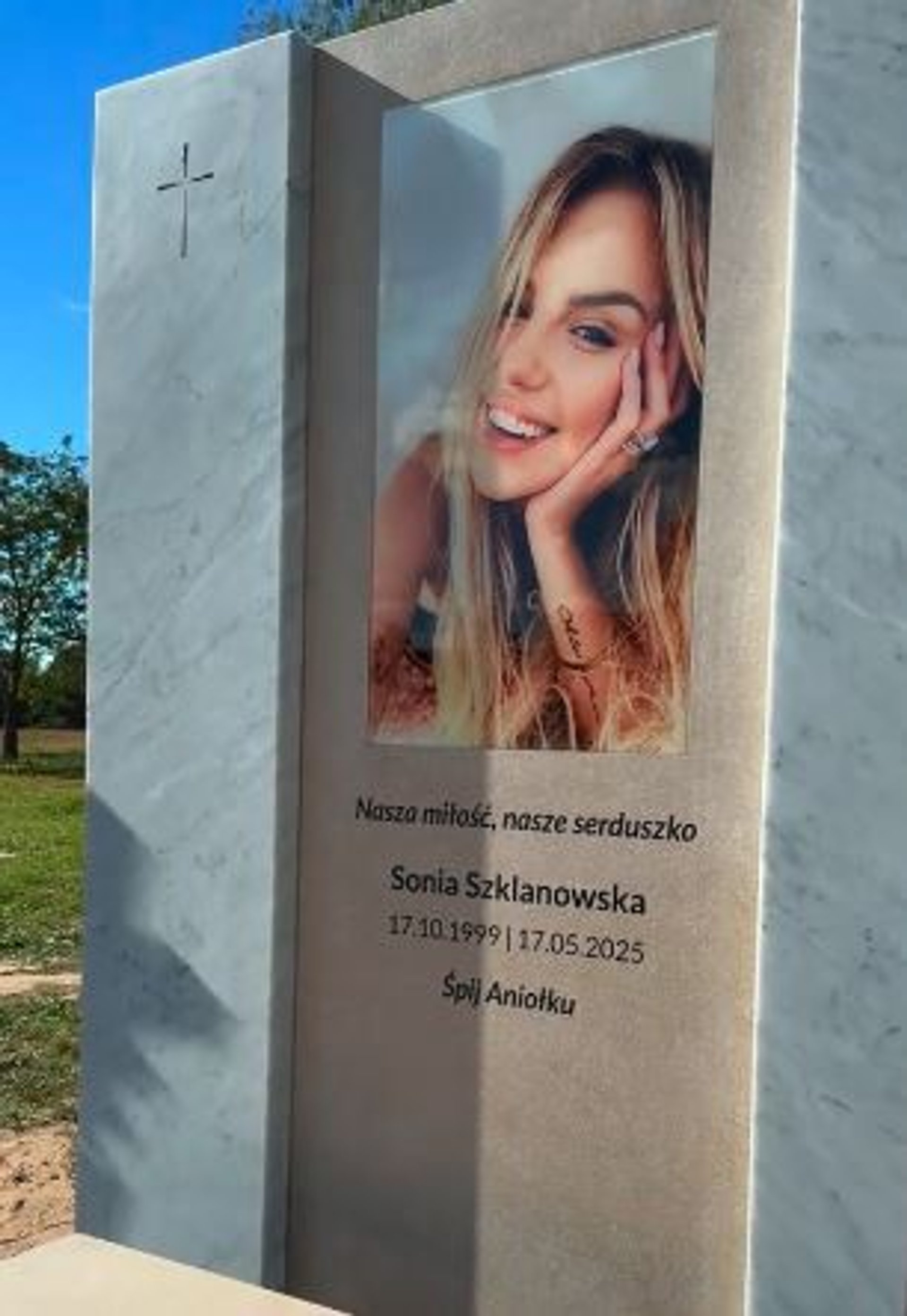 Ogromny nagrobek Soni Szklanowskiej widać już z daleka. Napis od ...