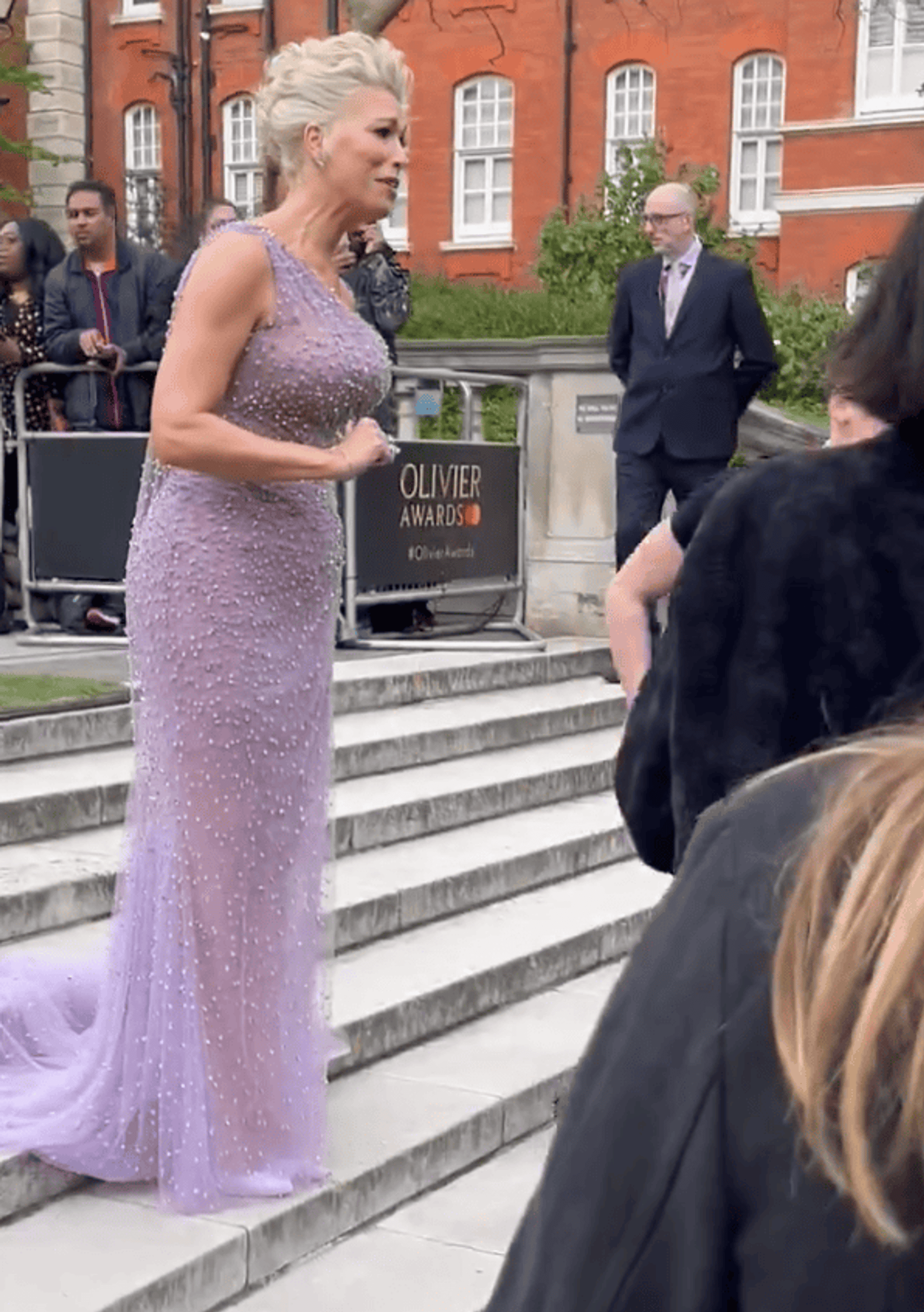 Hannah Waddingham: afera z fotografem na gali. O co? | Świat Gwiazd