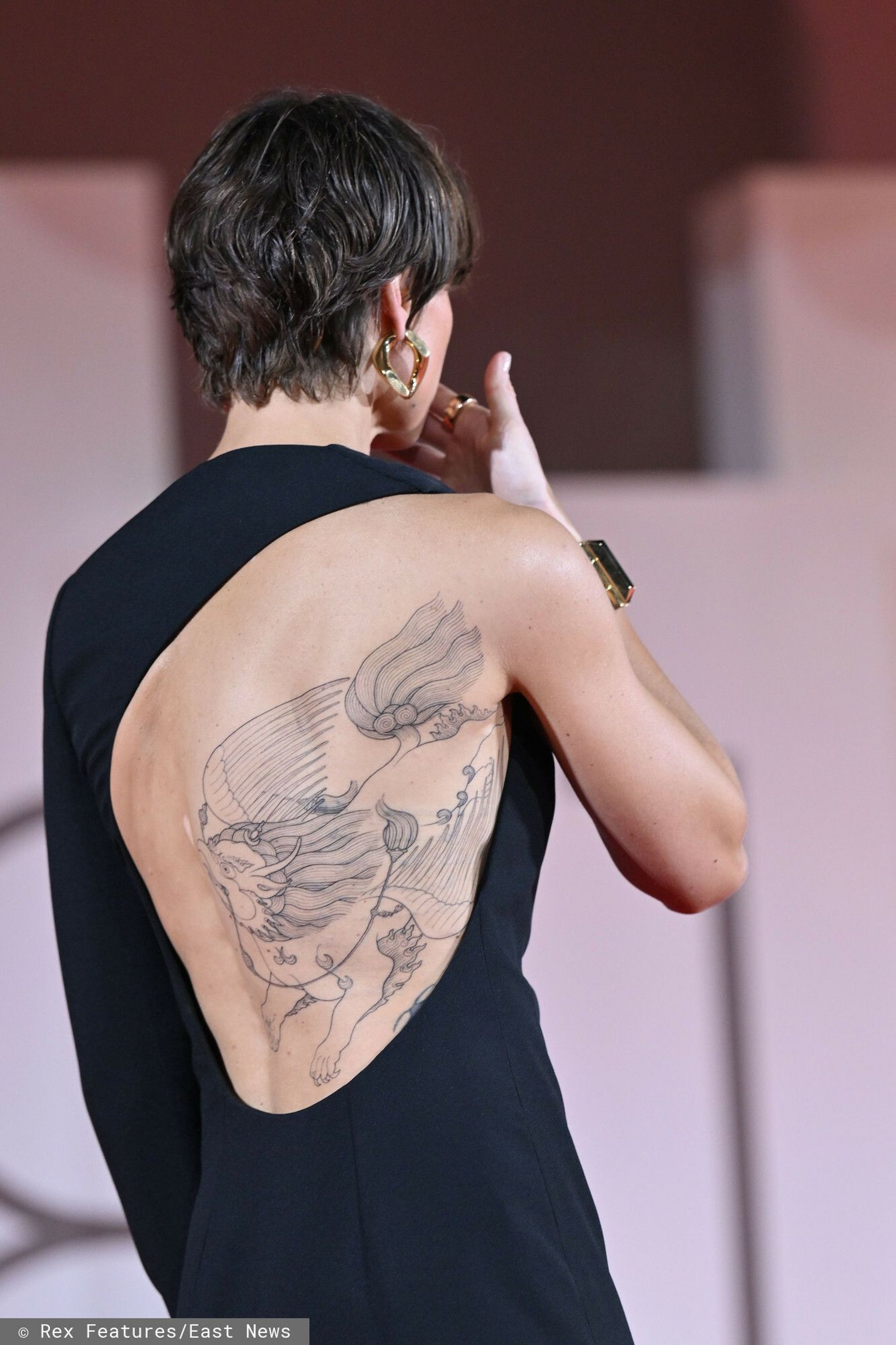 Odsłoniła plecy i wszyscy zaniemówili. Ogromny tatuaż Kasi Smutniak ...