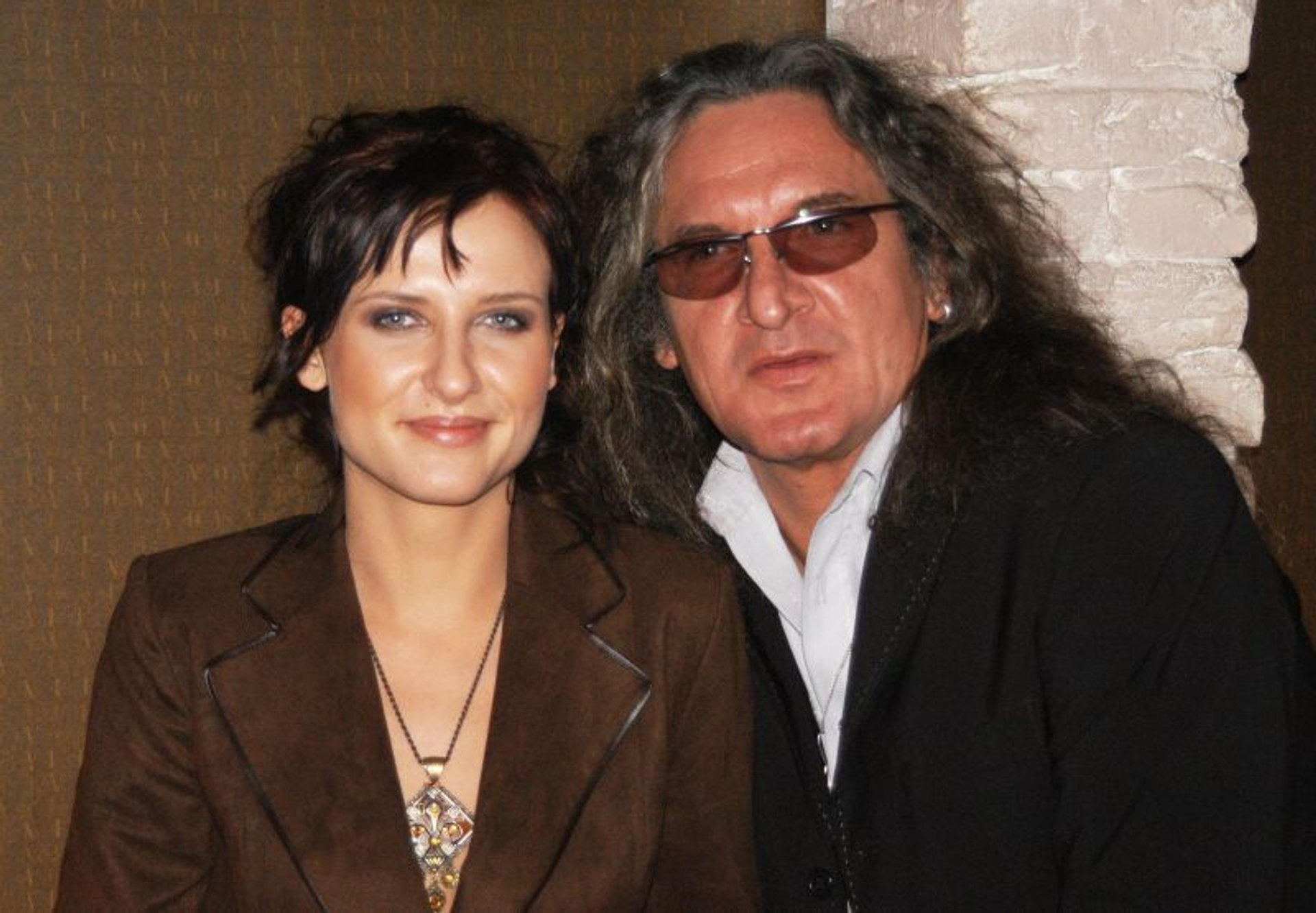 Grzegorz Markowski w krótkich włosach i z żoną. Zdjęcie. | Świat Gwiazd