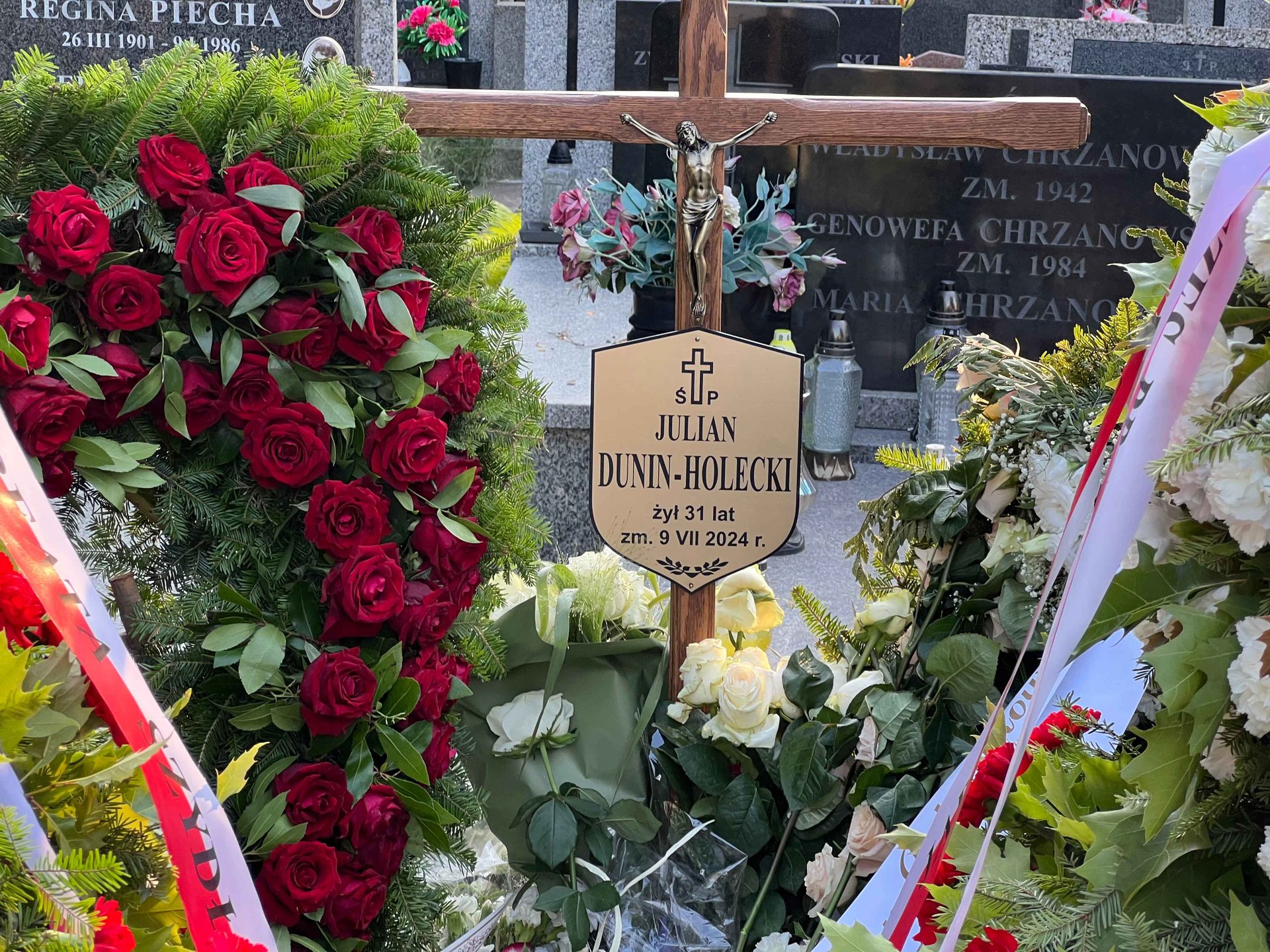 Pogrzeb syna Holeckiej. Co napisali na szarfie rodzice i prezes ...