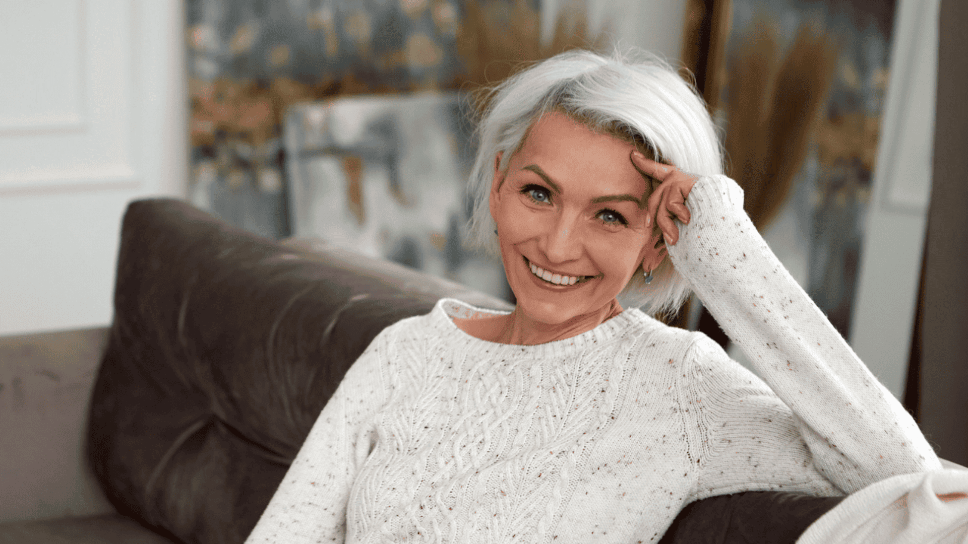 Anna Mucha dumnie prezentuje siwe włosy. To ostatni krzyk mody, ale i ...