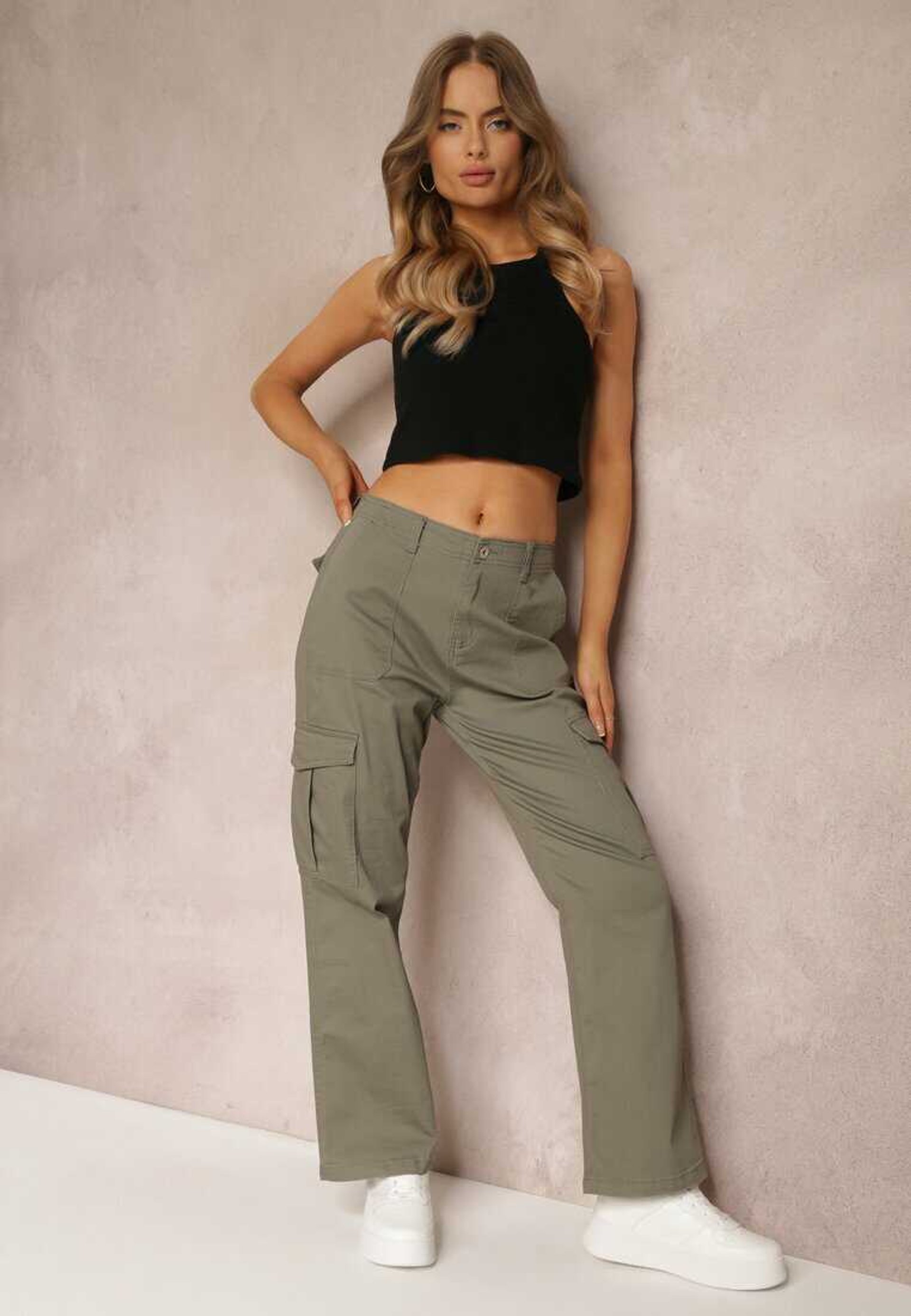 Spodnie cargo najmodniejszym modelem tej wiosny. Z czym je łączyć?