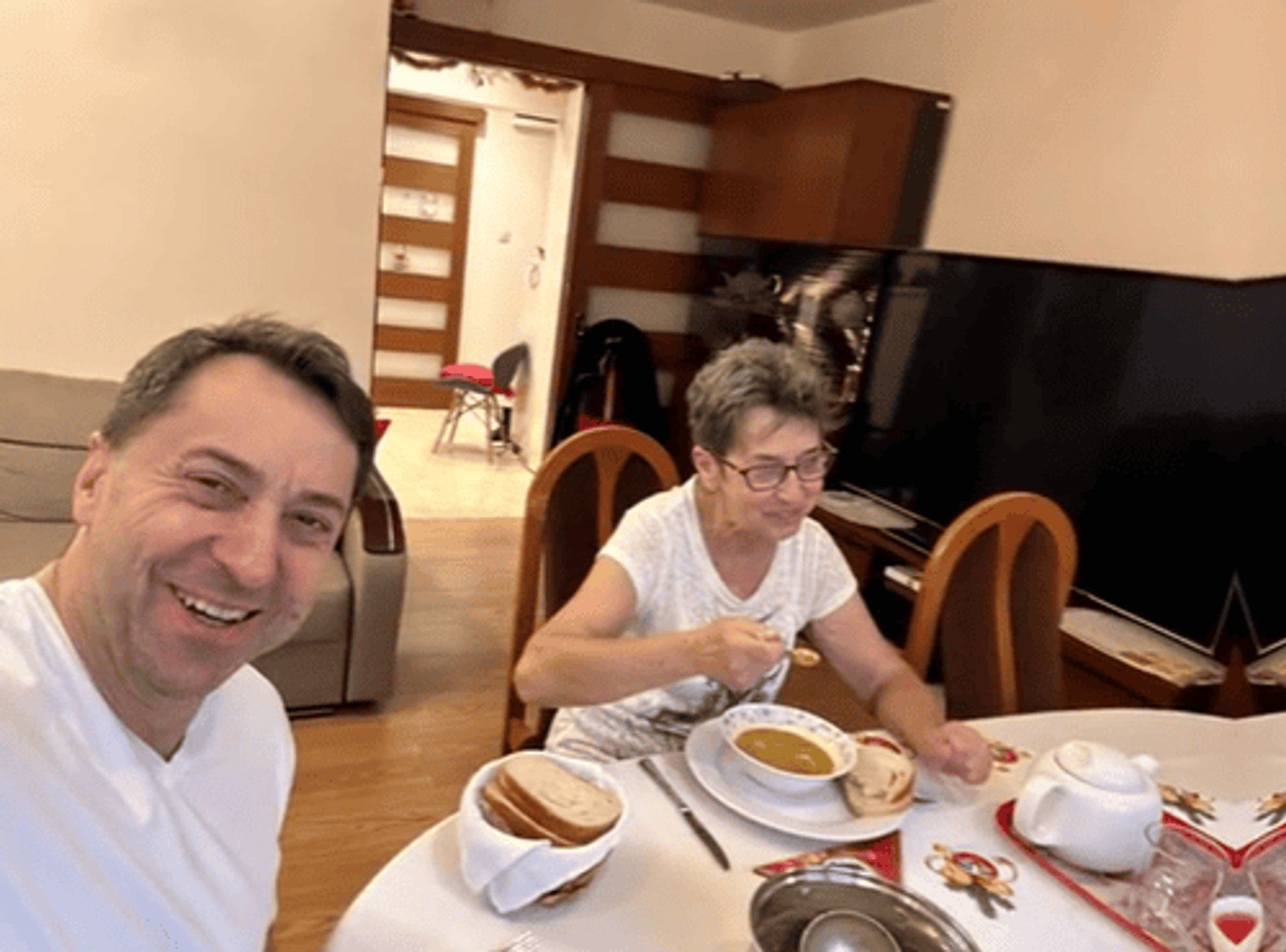 Marcin Miller pokazał dom rodzinny. Jak mieszka matka lidera zespołu Boys? | Świat Gwiazd