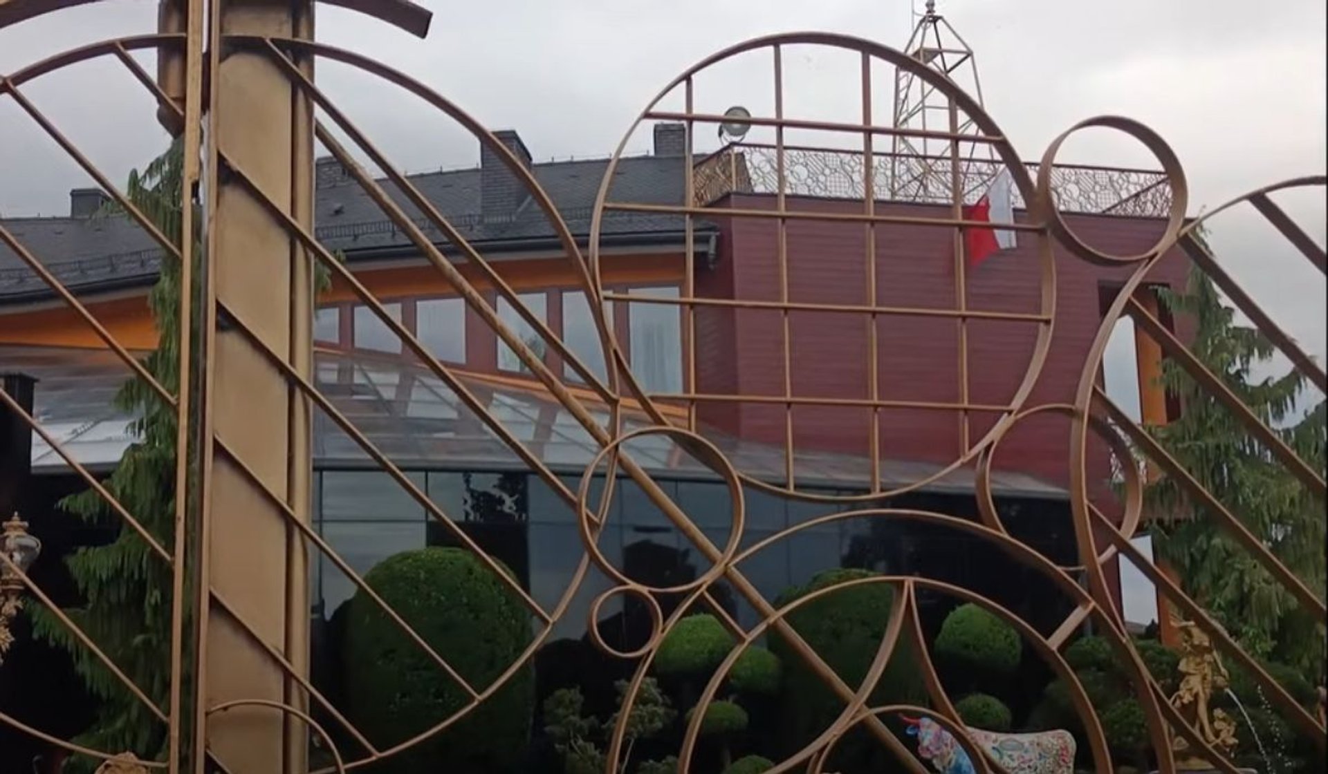 Bracia Koral żyją w niewyobrażalnym przepychu. Uwagę zwraca szczegół w ...