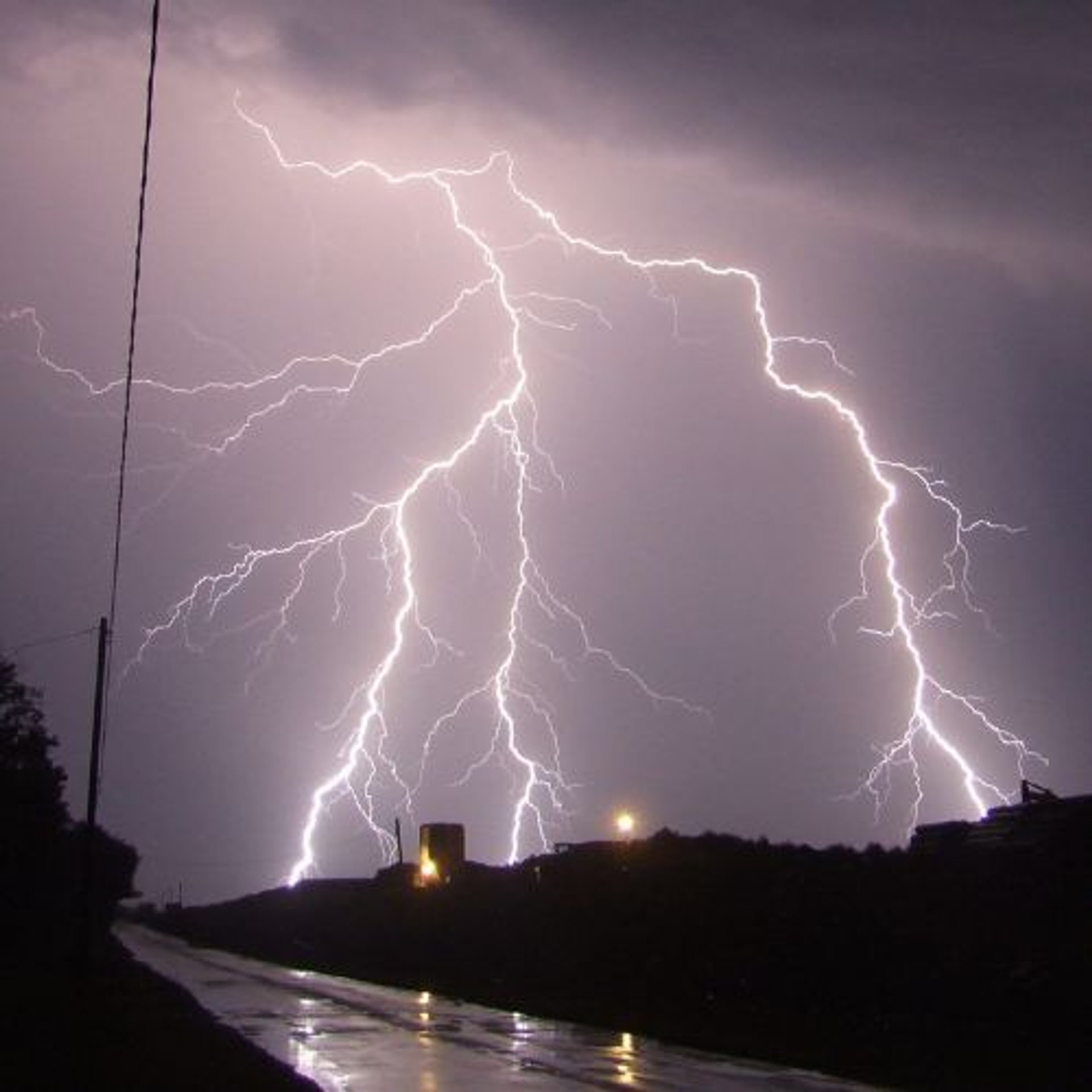 Burza złapała Cię w terenie? Pamiętaj o tych zasadach, mogą uratować Ci ...