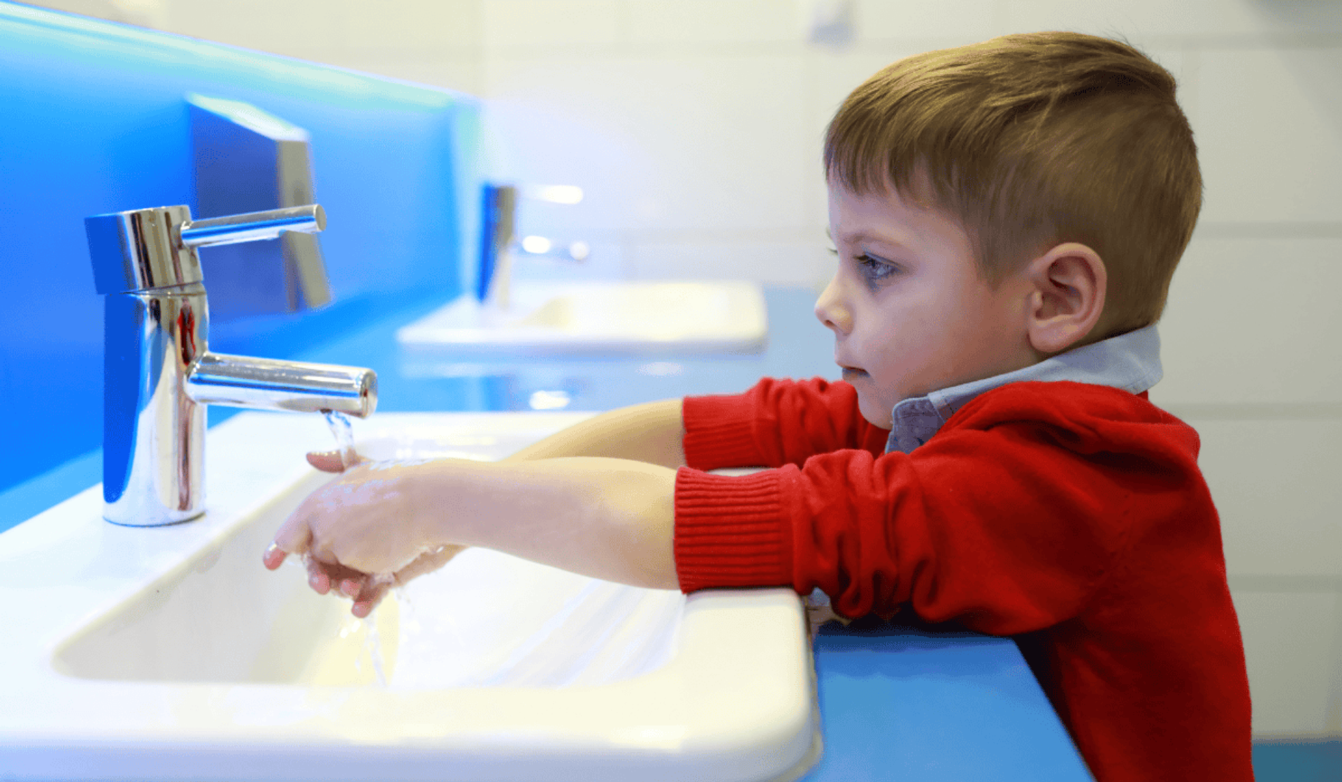 Czerwone dłonie u dziecka. Co to oznacza? | Portal Parentingowy