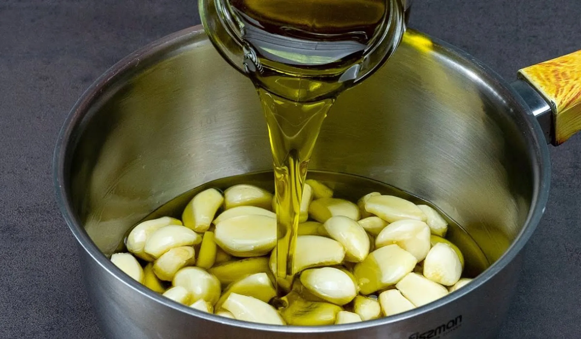 Obieram główkę czosnku i łączę z oliwą. Tego przysmaku używam w kuchni ...