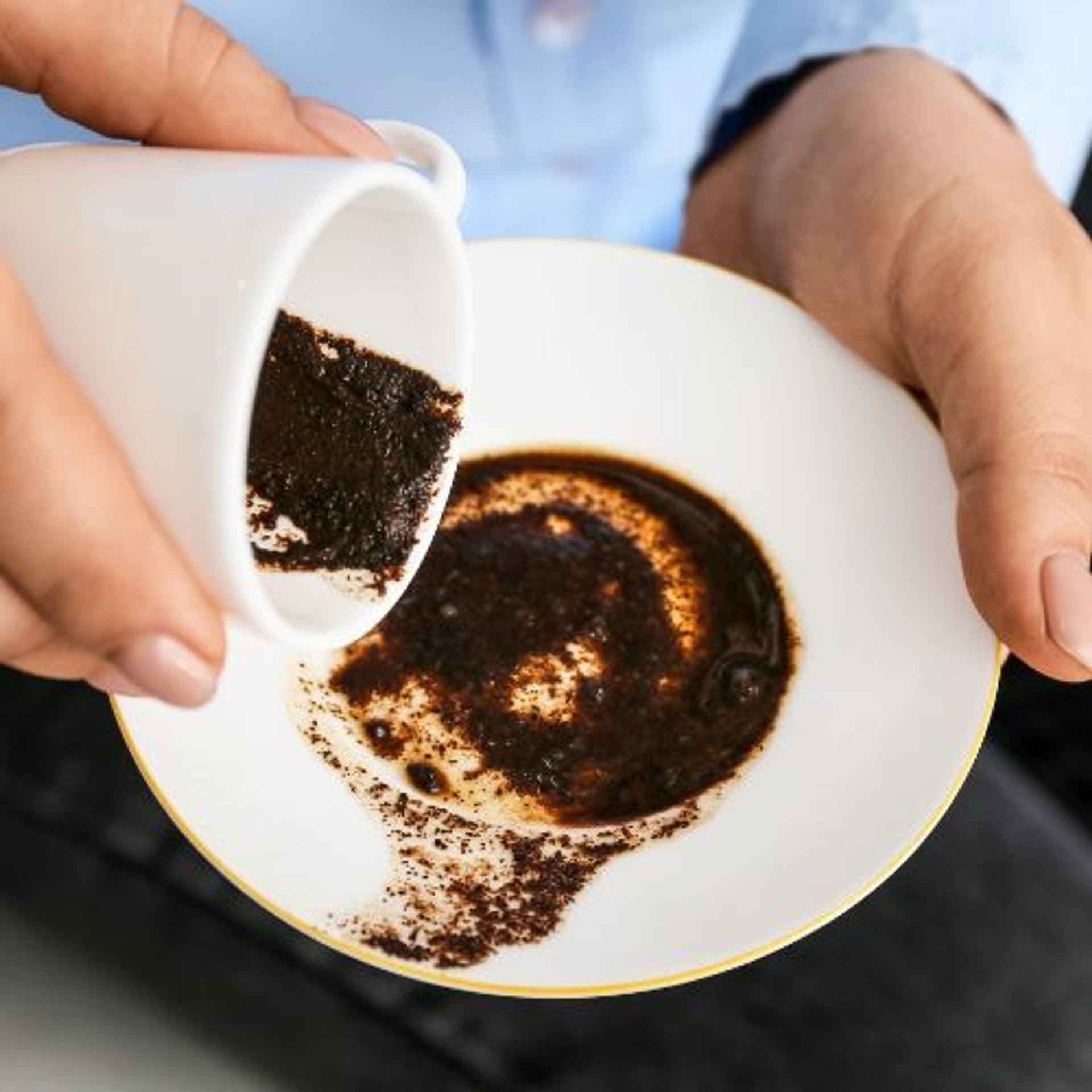 Nie popełniam tego błędu i nie wyrzucam fusów po kawie. Robię z nich ...