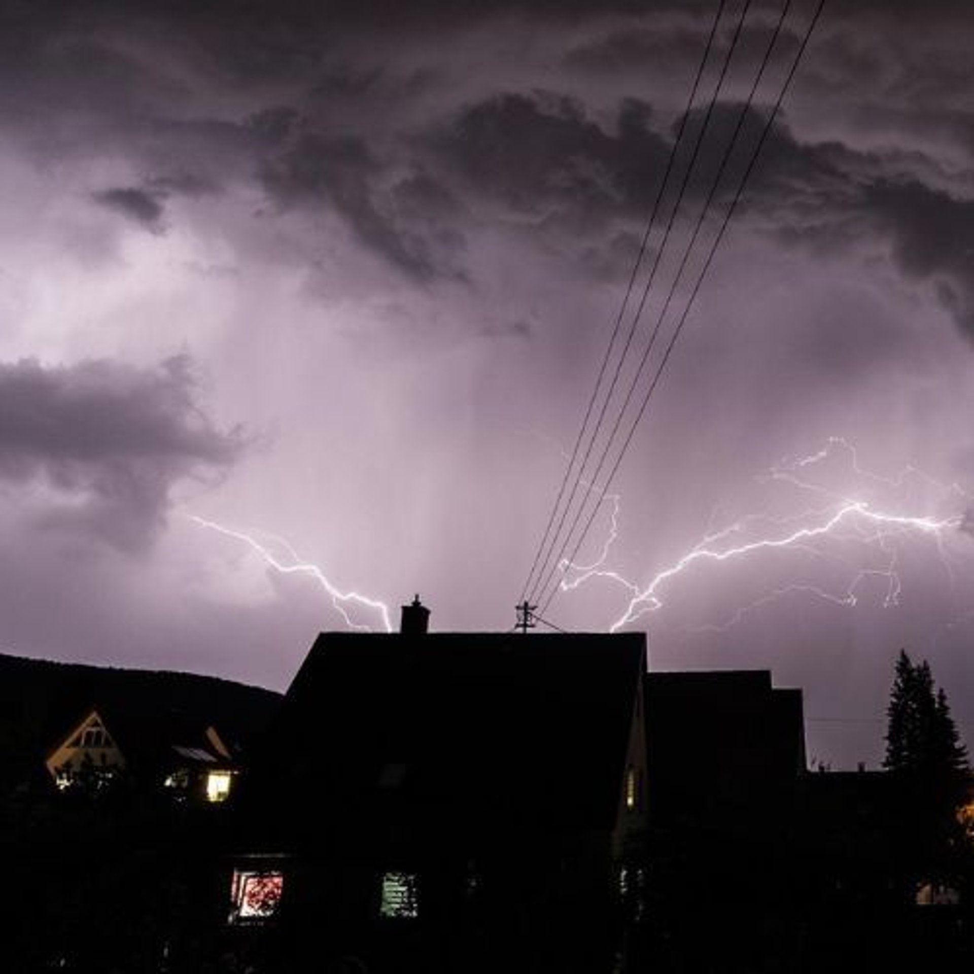Tych rzeczy nigdy nie rób podczas burzy. Błąd może kosztować Cię życie ...