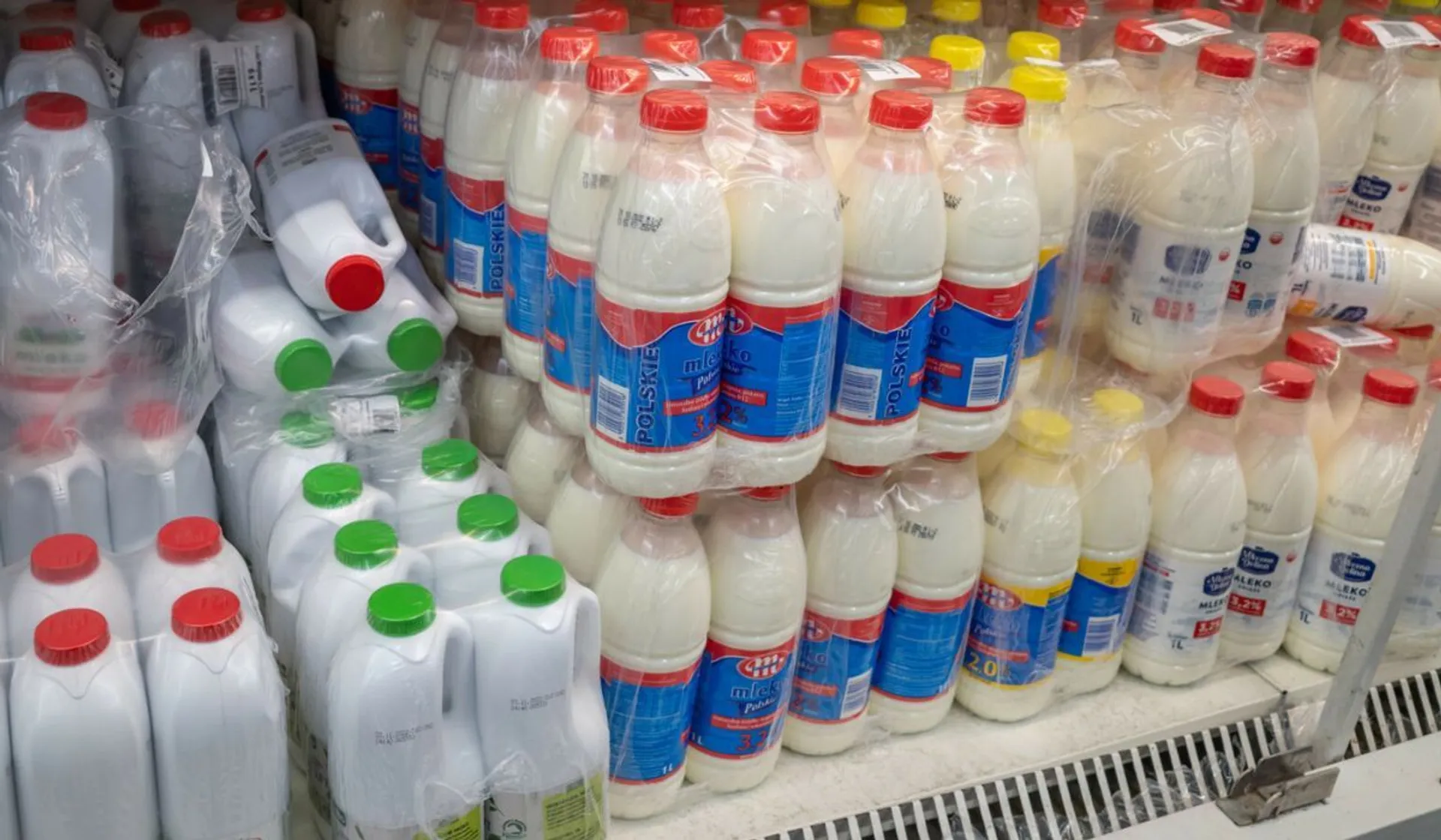 Ułóż boczek na cieście francuskim i zawiń w rulon. Ten przepis to hit w ...