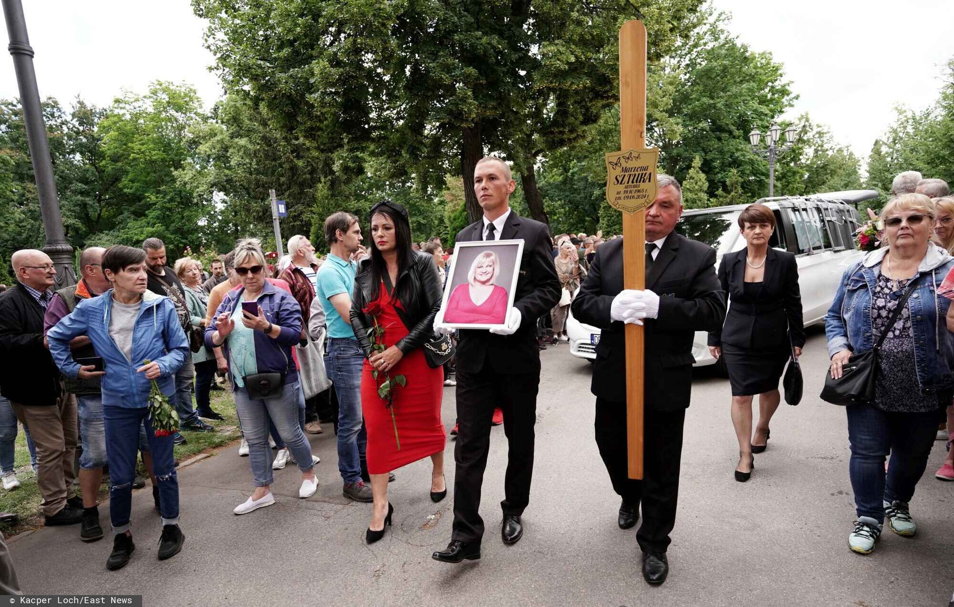 Patrick Yoka na pogrzebie Kipiel-Sztuki. Jak wygląda? | Świat Gwiazd