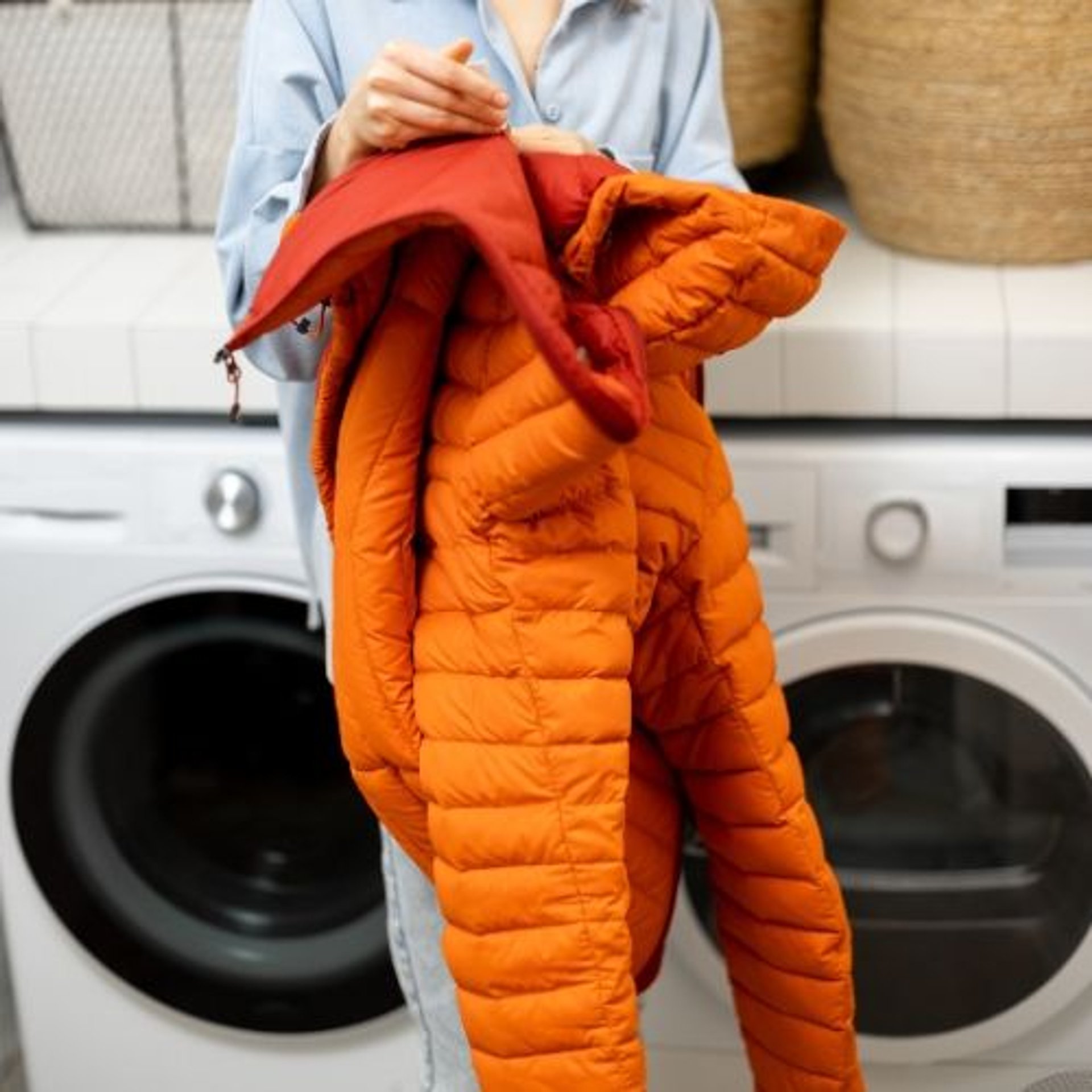 Wrzuć do pralki i nastaw pranie. Puch w kurtce się nie zbije | Domek i ogródek