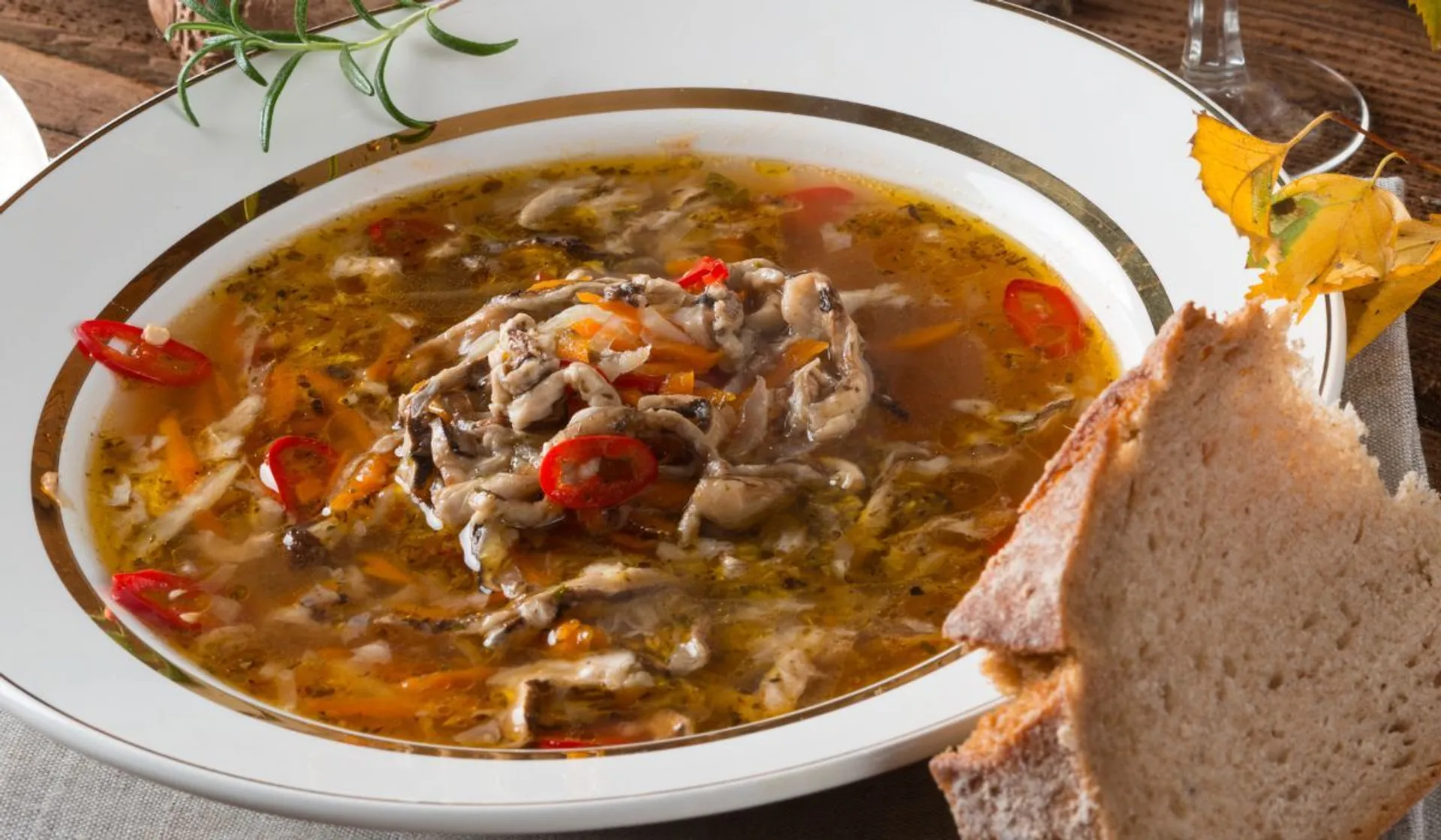 Jesienią rosną pod każdym dębem i bukiem. Robię z nich pyszną zupę | Smakosze