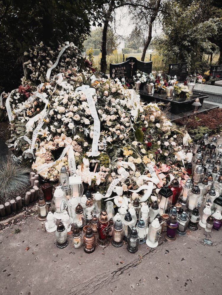 Grób Patryka Peretti tydzień po pogrzebie. Jak wygląda? Zdjęcia | Świat ...