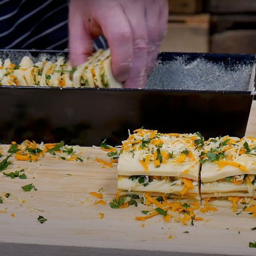 Na sylwestra podam chlebek z serem i czosnkiem. Ten przepis Strzelczyka jest hitem w moim domu ...