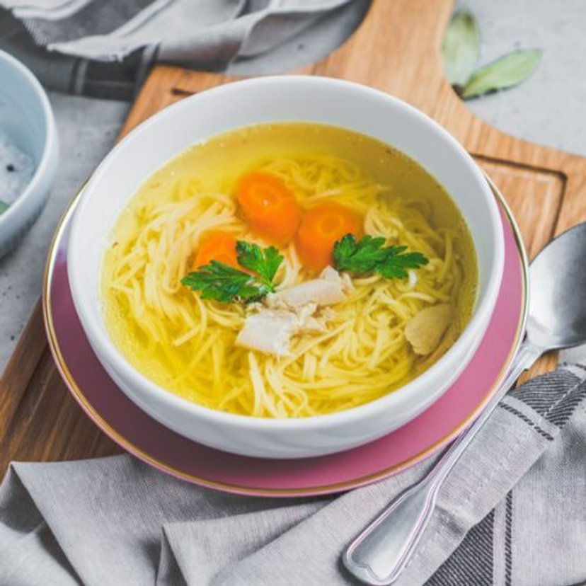 Kiedy powinno się solić rosół? Większość osób wciąż popełnia ten sam ...