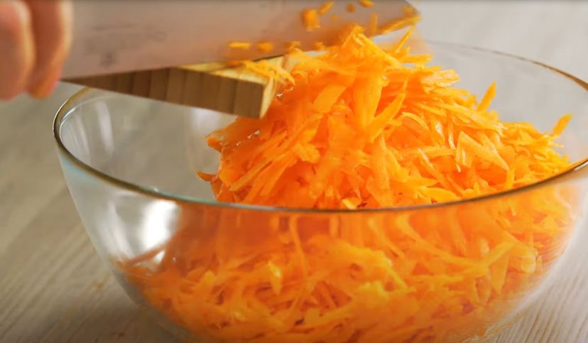 Lekko pikantna surówka z marchewki, jabłka, chrzanu i śmietany