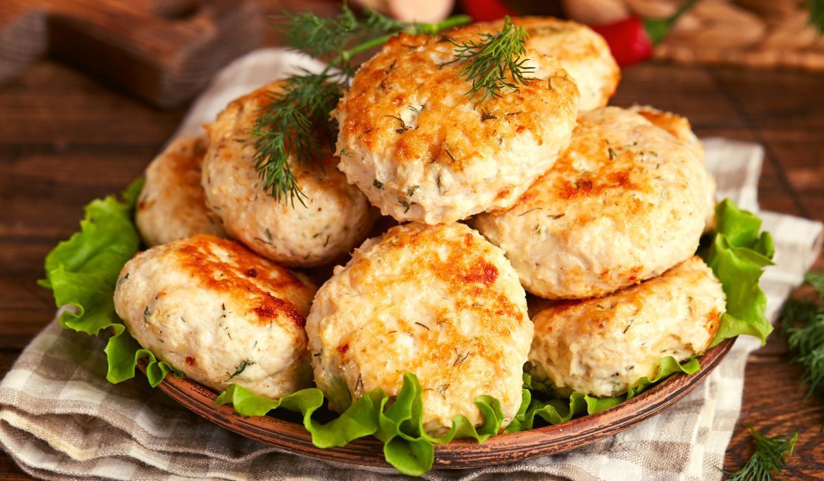 Soczyste kotlety mielone z żółtym serem i majonezem. Klasyka w nowym ...